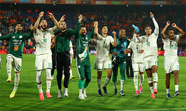 Algeria score late to upset Dutch with surprise away win - Sports ...